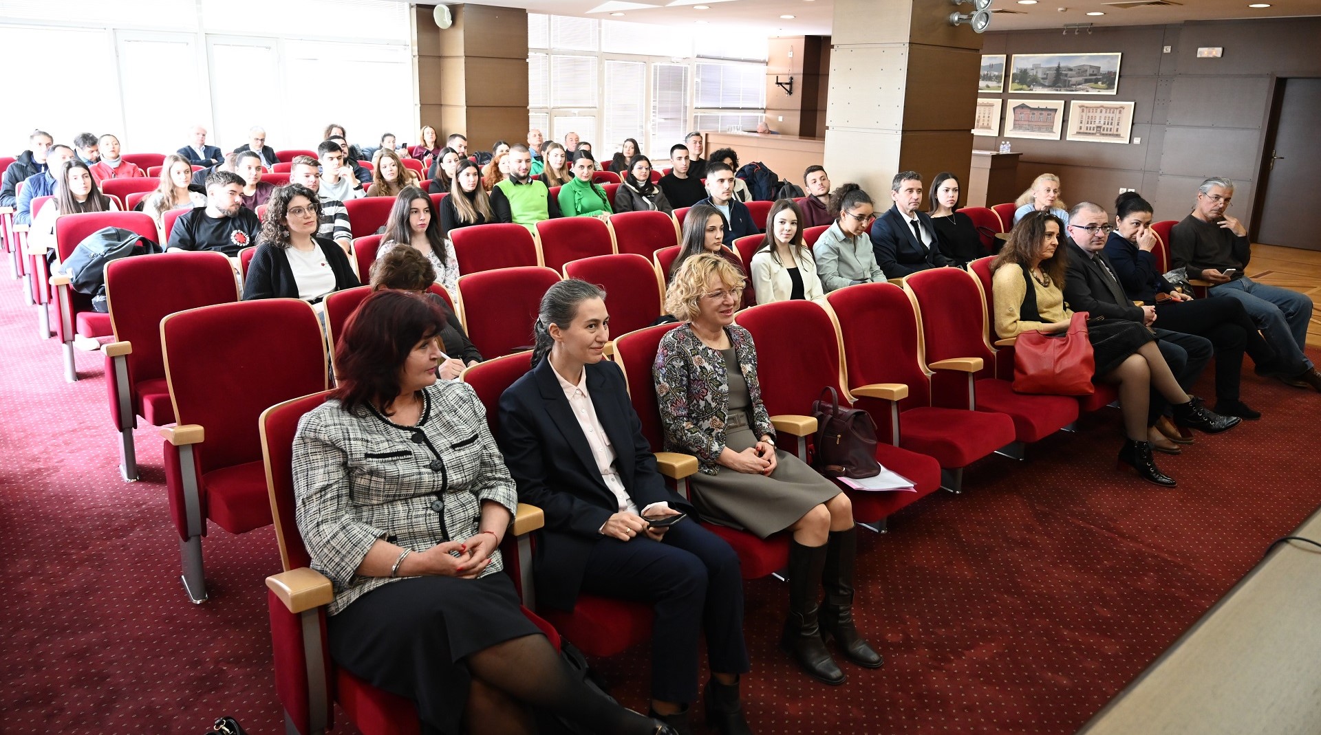 УНСС Публична лекция за демокрацията изнесе Н Пр Алфредо Атанасоф